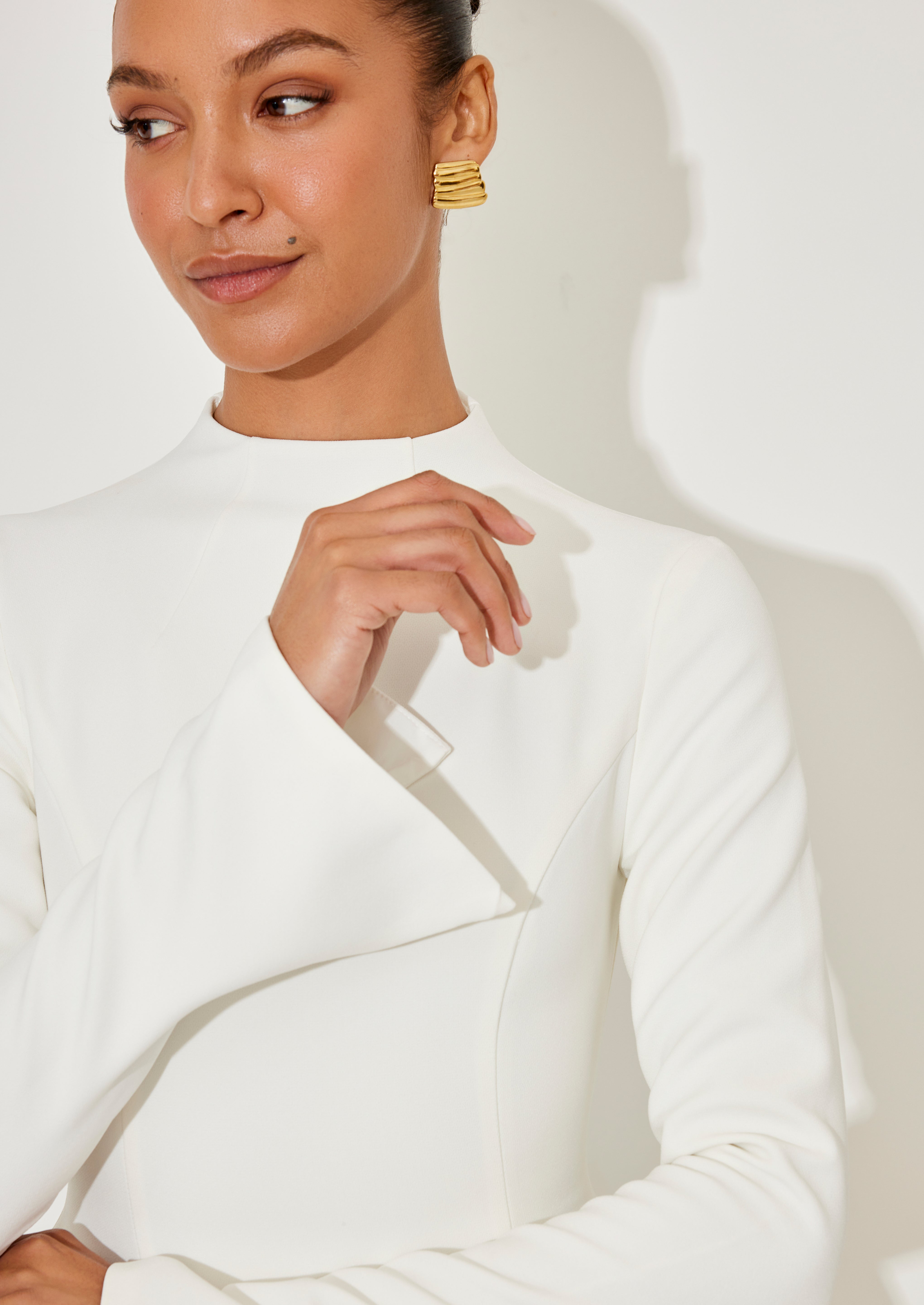 White Dresses – Odd Muse